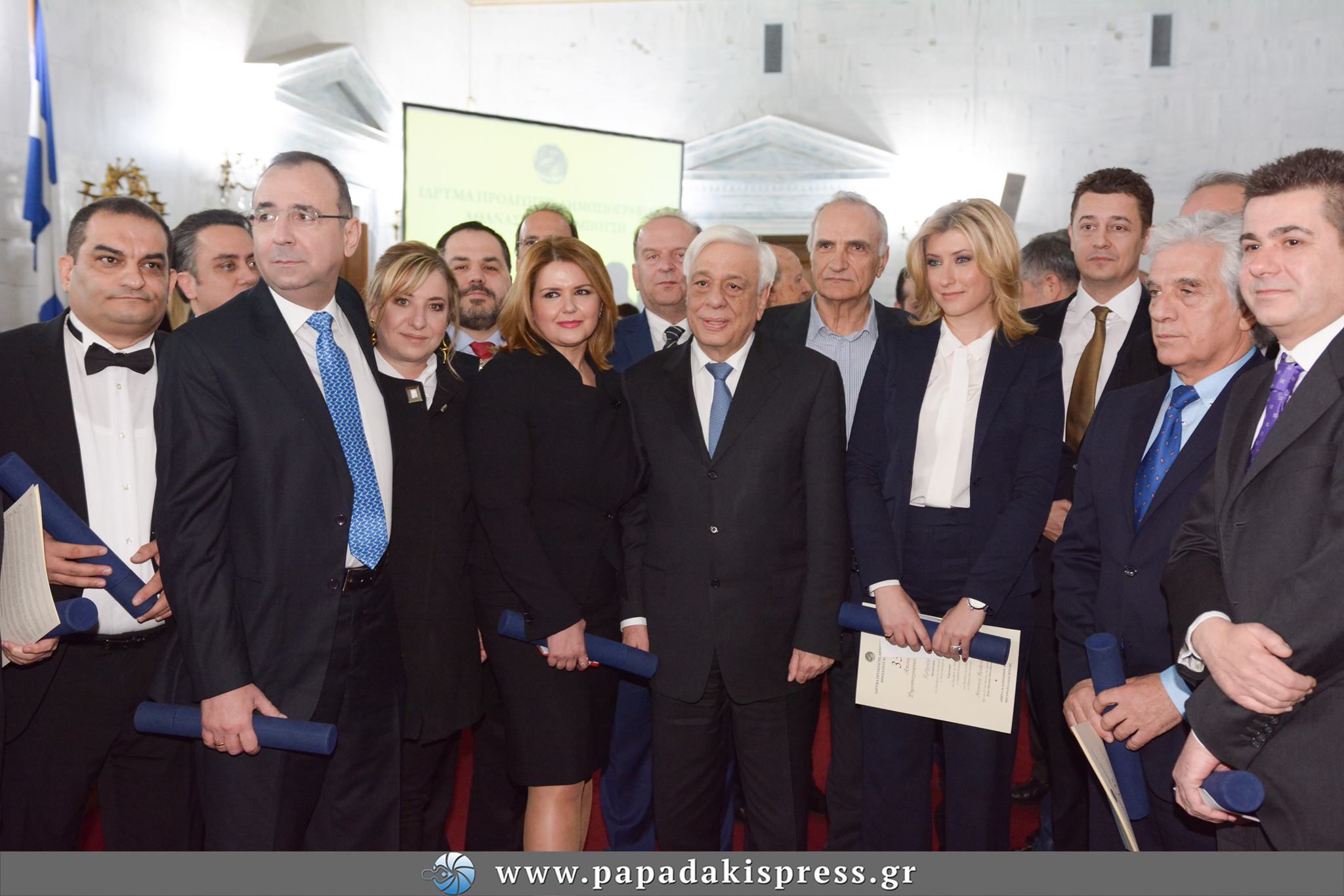 ΟΙ ΔΗΜΟΣΙΟΓΡΆΦΟΙ ΠΟΥ ΒΡΑΒΕΥΤΗΚΑΝ ΜΕ ΤΑ ΒΡΑΒΕΙΑ ΤΟΥ ΙΔΡΥΜΑΤΟΣ ΜΠΟΤΣΗ ...