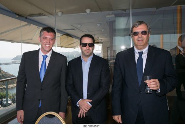 ΣΥΣΣΩΜΟ ΤΟ ΕΦΟΠΛΙΣΤΙΚΟ ΛΟΜΠΥ ΣΤΗ ΔΕΞΙΩΣΗ ΠΟΥ ΠΑΡΕΘΕΣΕ Ο ΠΡΟΕΔΡΟΣ ΤΗΣ ...