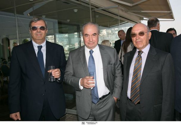 ΣΥΣΣΩΜΟ ΤΟ ΕΦΟΠΛΙΣΤΙΚΟ ΛΟΜΠΥ ΣΤΗ ΔΕΞΙΩΣΗ ΠΟΥ ΠΑΡΕΘΕΣΕ Ο ΠΡΟΕΔΡΟΣ ΤΗΣ ...
